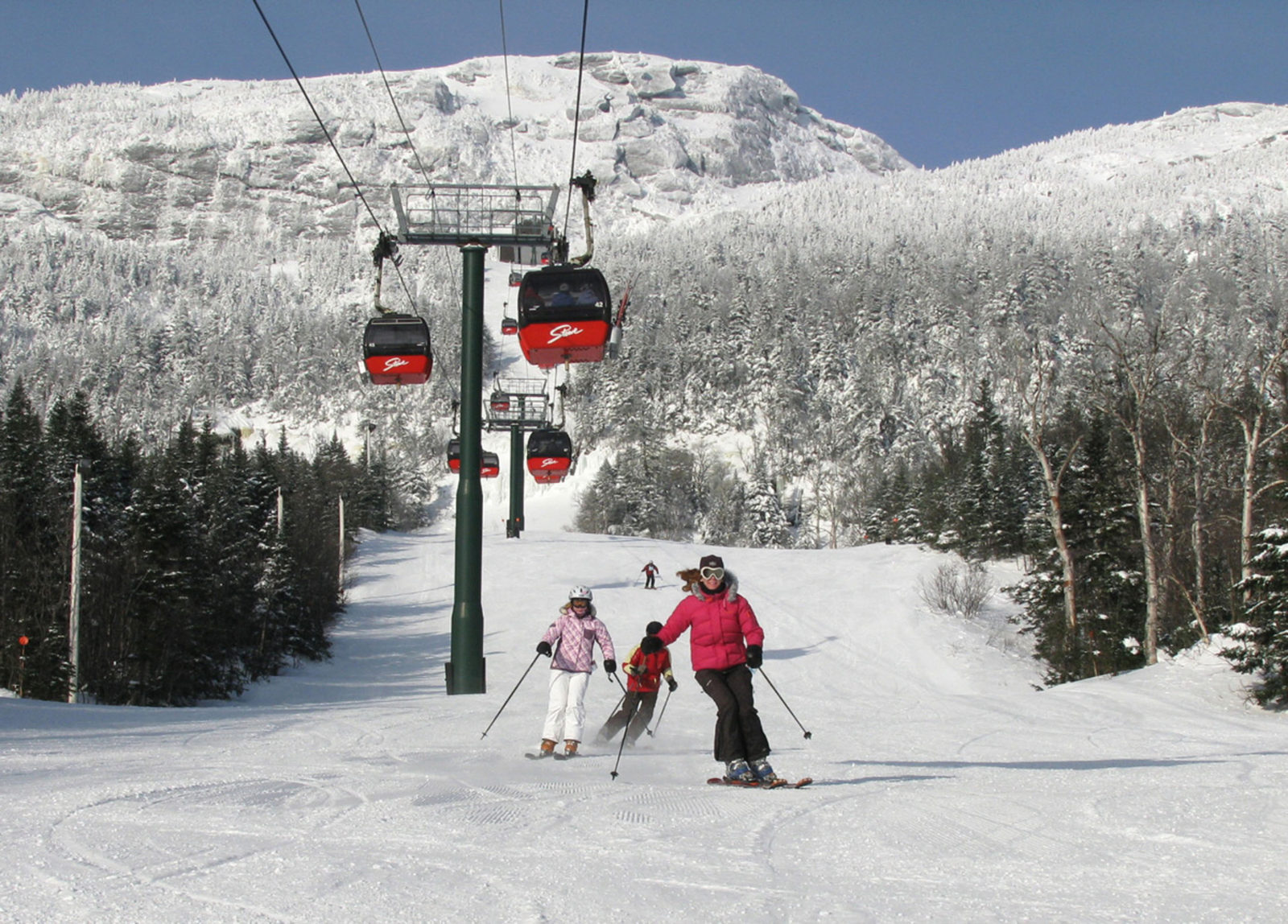 Stowe Vermont skiing | TheLuxuryVacationGuide